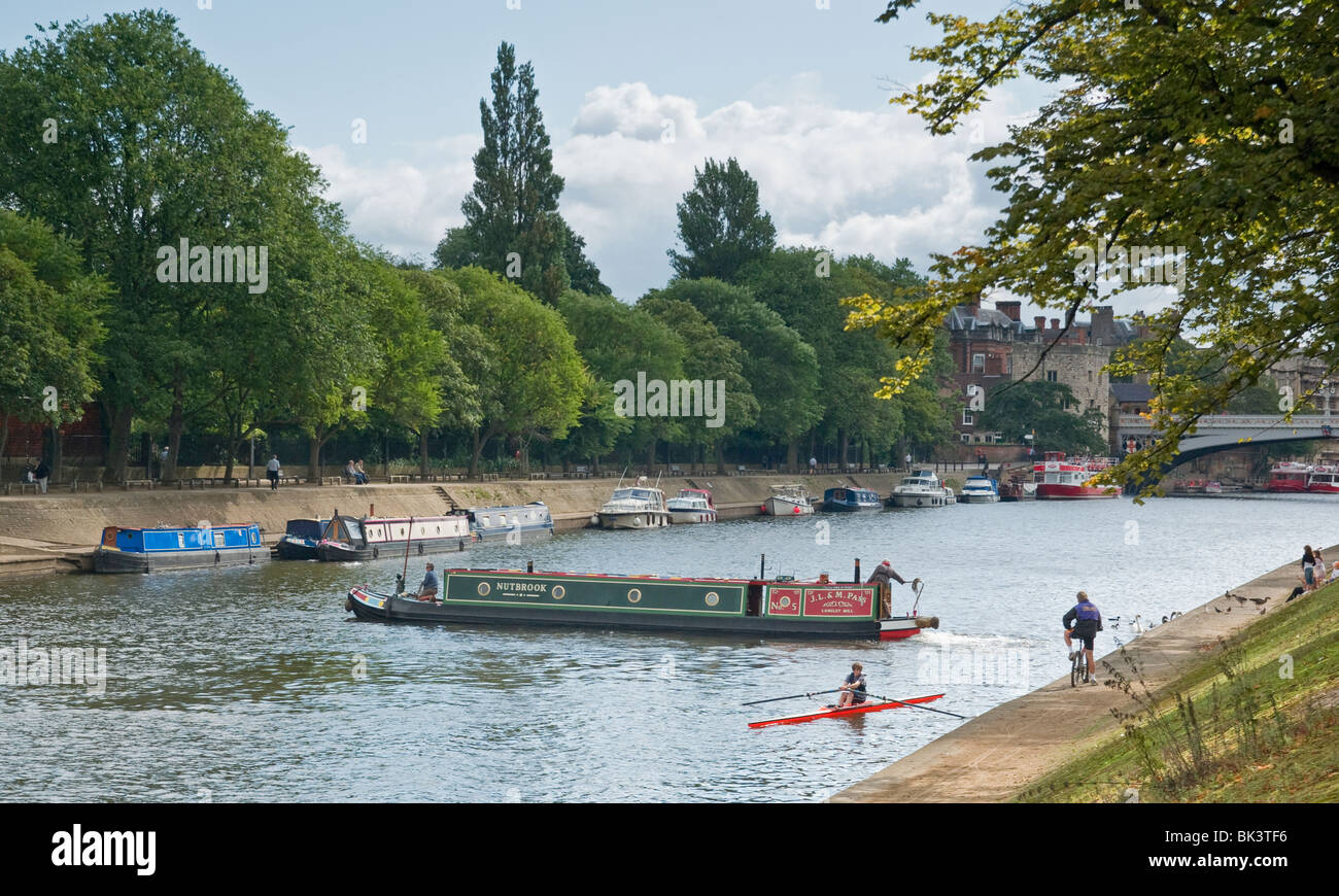 Boats on riverbank hi-res stock photography and images - Alamy
