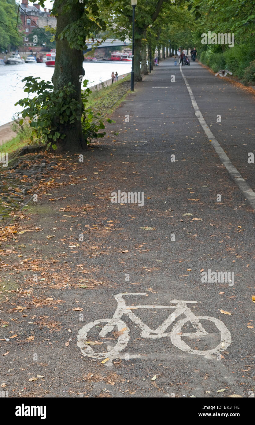 Cylcle path along the bank of the river Ouse York Stock Photo - Alamy