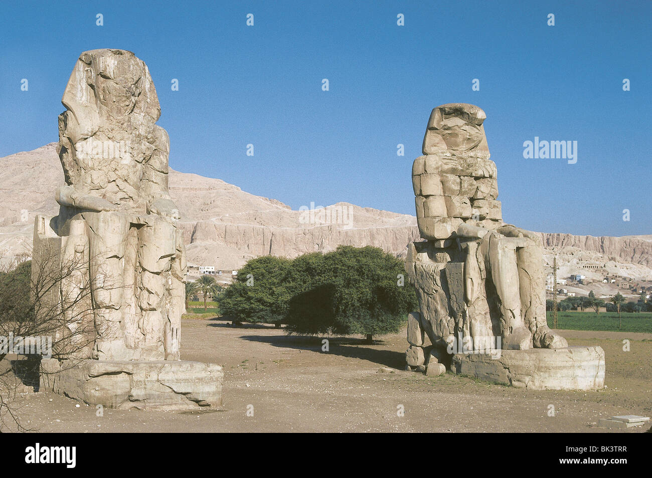 East colossus of memnon hi-res stock photography and images - Alamy