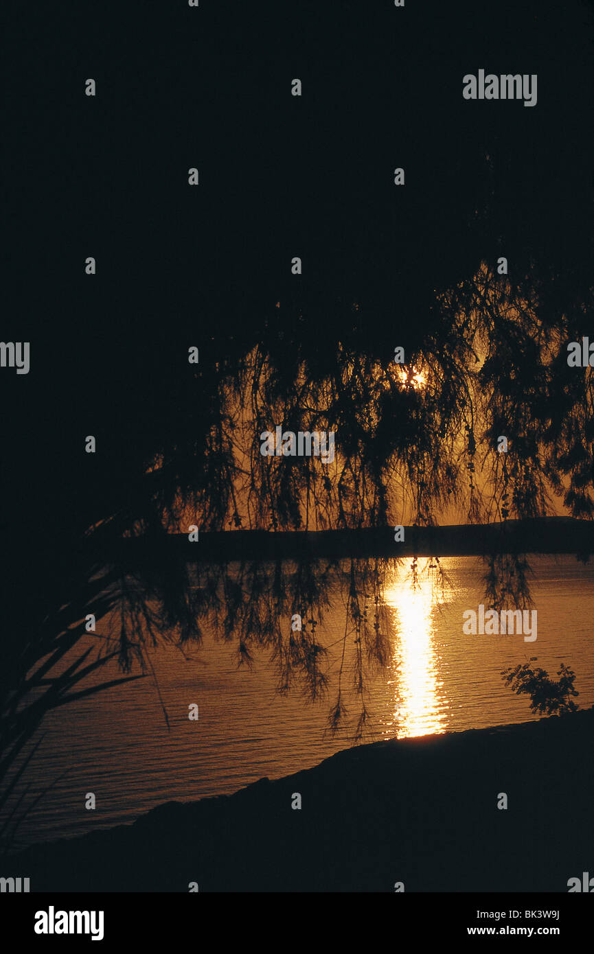 Suns reflection on water hi-res stock photography and images - Alamy