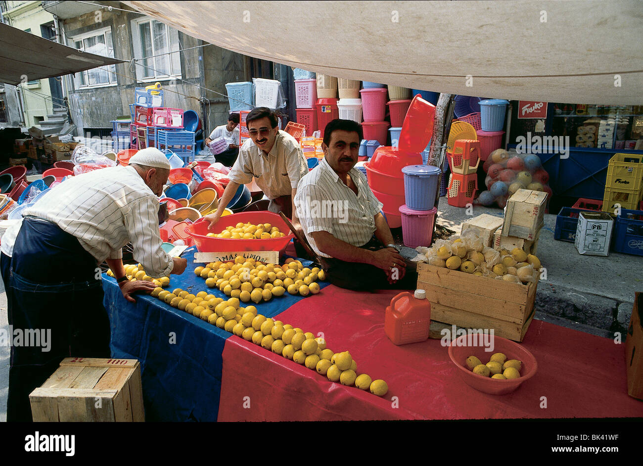 Citrus stand at an outdoor market in Istanbul, Turkey Stock Photo - Alamy