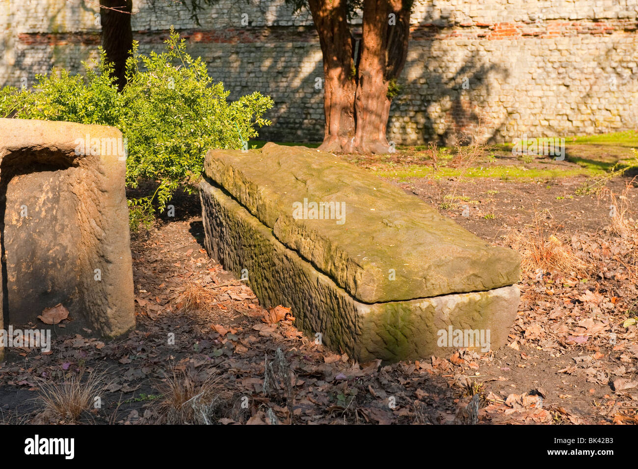 Roman coffin burial hi-res stock photography and images - Alamy