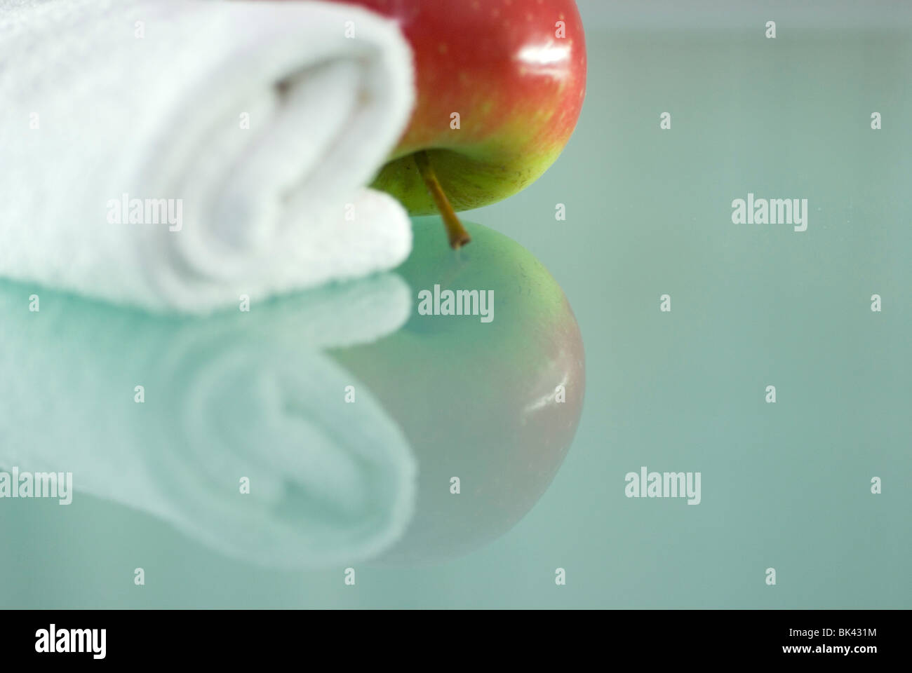 apple and towel Stock Photo - Alamy