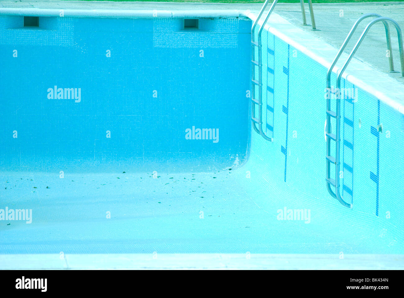 Empty pool hi-res stock photography and images - Alamy