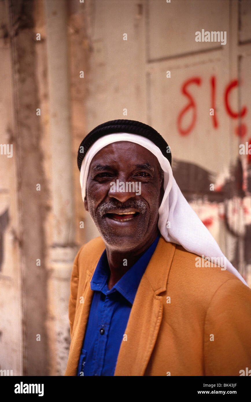 Man wearing a white keffiyeh hi-res stock photography and images - Alamy