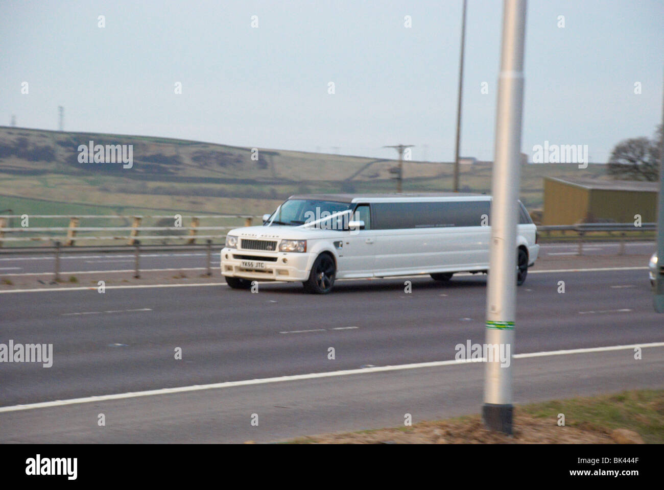 white stretch limo Range Rover on the motorway Stock Photo - Alamy