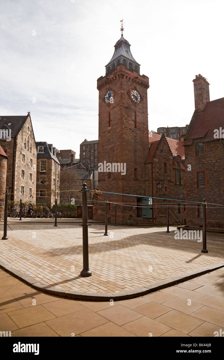 An Edinburgh 'close' with communal drying area and bike rack. Dean ...