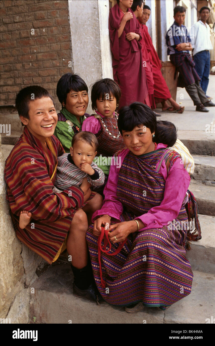 Women and children wearing the traditional clothing of brightly colored ...