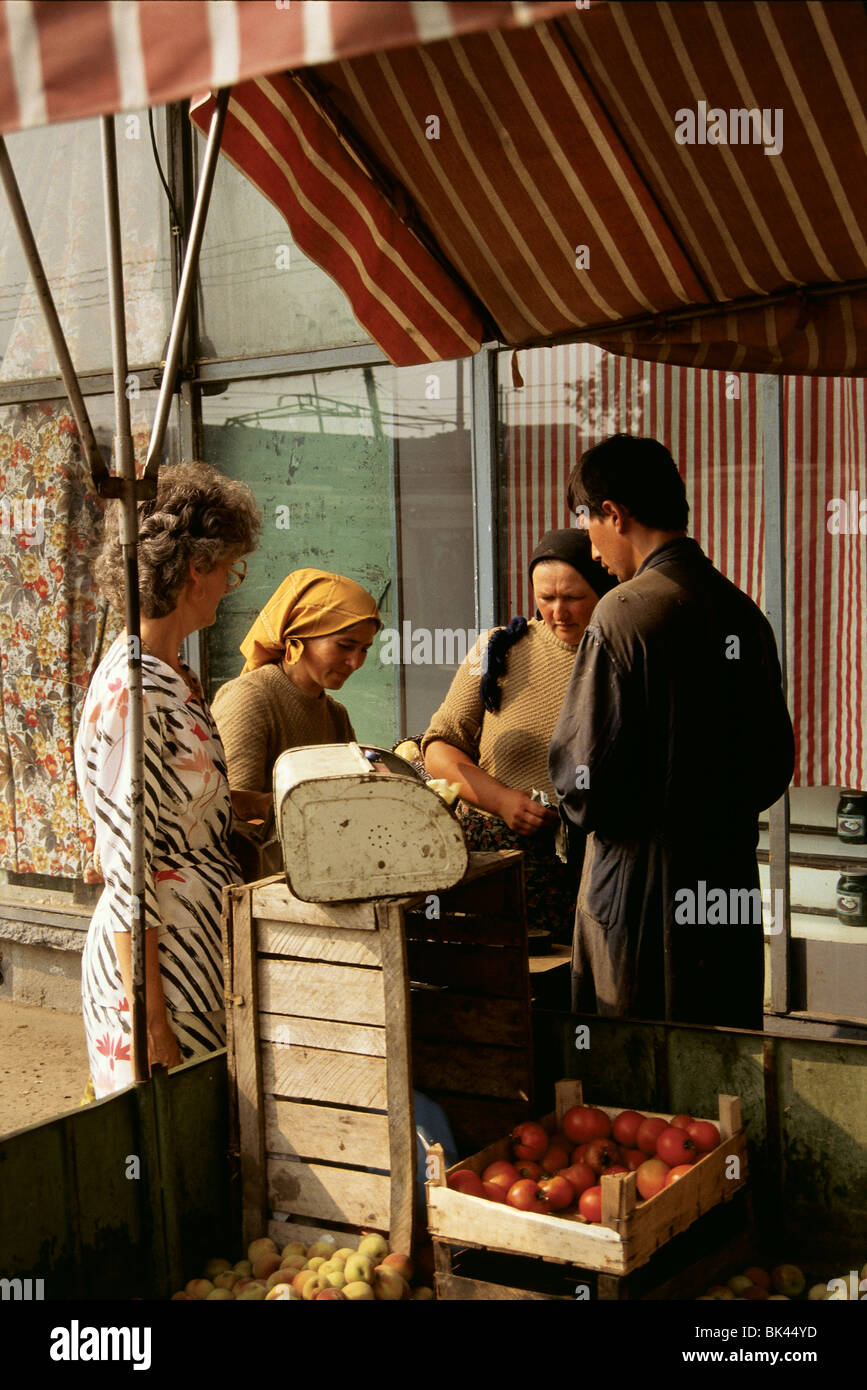 Fruits and vegetable market in Budapest, Hungary Stock Photo - Alamy