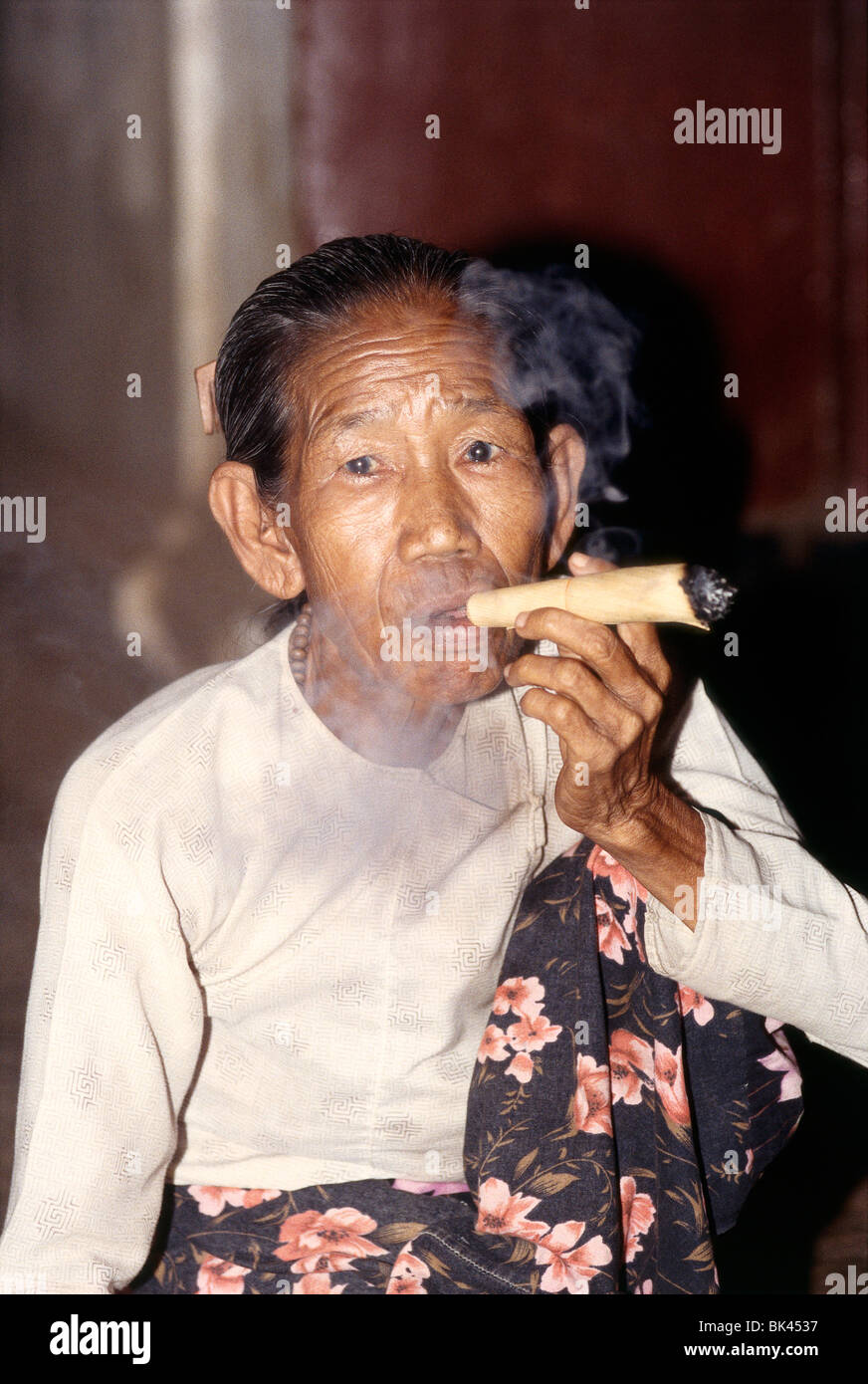 Woman smoking a cheroot cigar, Myanmar Stock Photo - Alamy