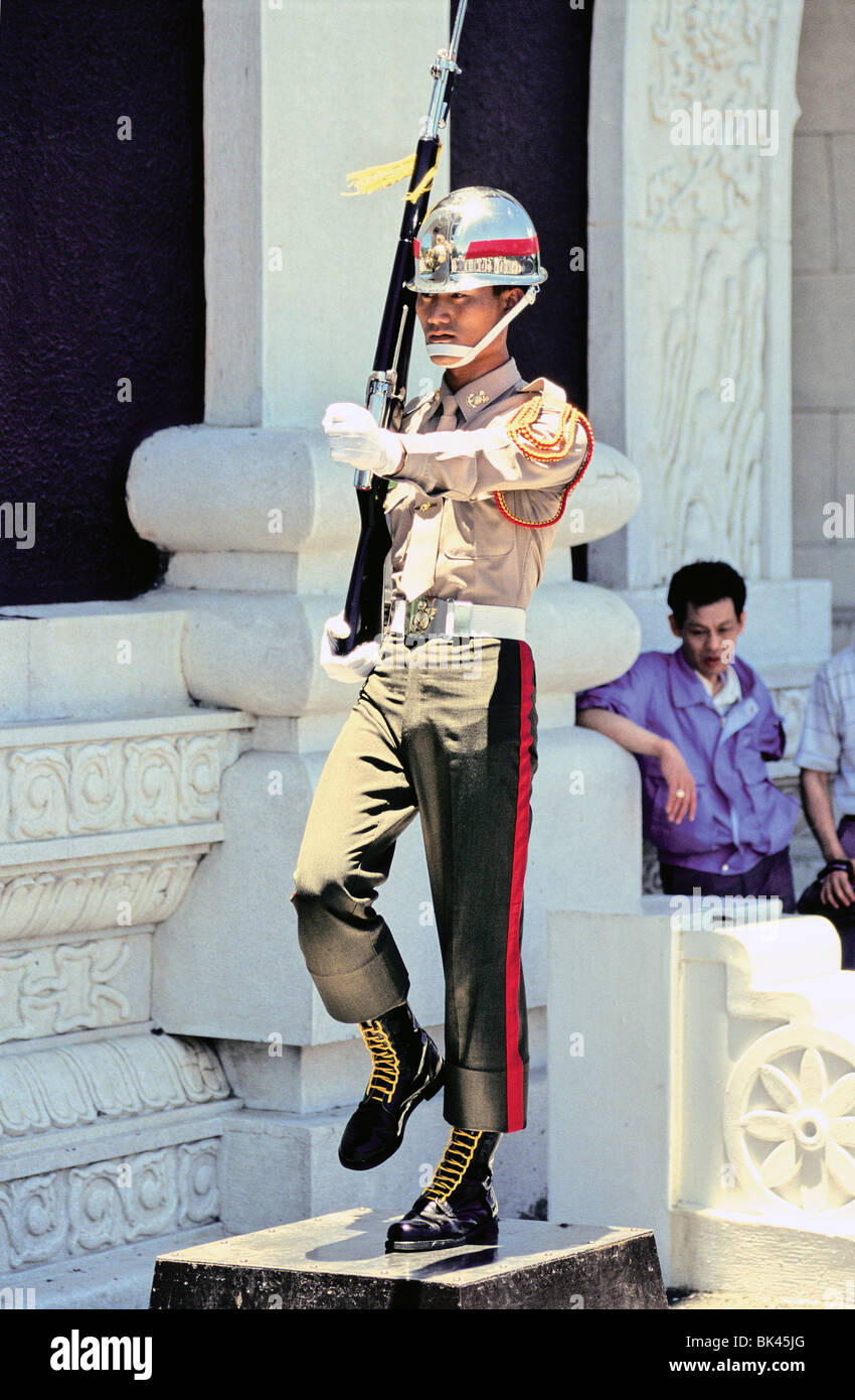 Ceremonial guard at the gate to the Martyr’s Shrine, Taipei, Taiwan ...