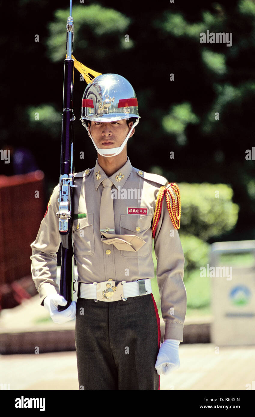 Ceremonial guard at the gate to the Martyrís Shrine, Taipei, Taiwan ...