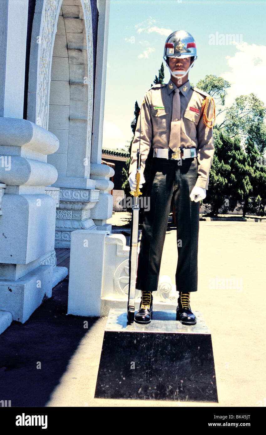 Ceremonial guard at the gate to the Martyrís Shrine, Taipei, Taiwan ...