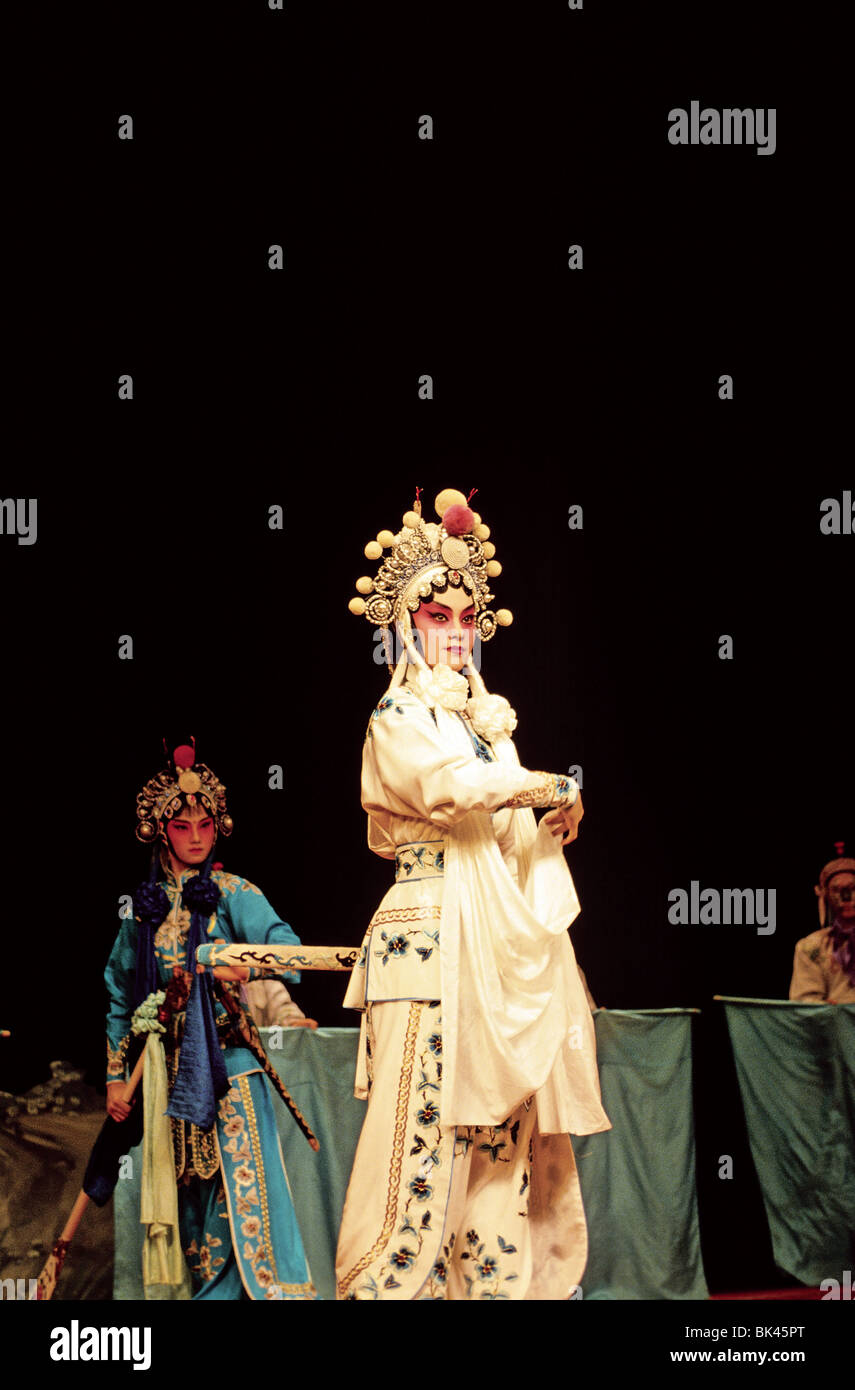 Three traditional opera performers hi-res stock photography and images ...