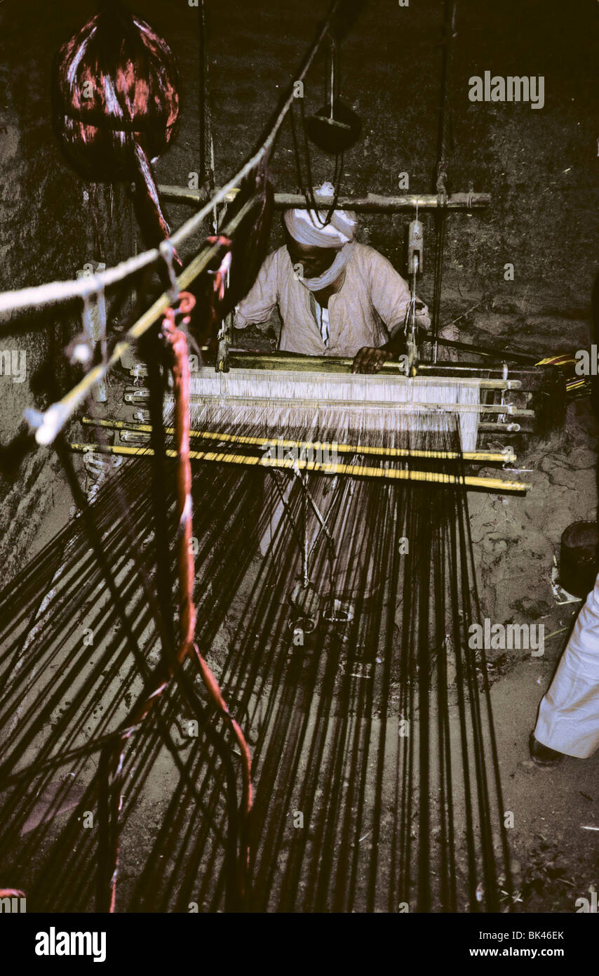 Man weaving loom hi-res stock photography and images - Alamy