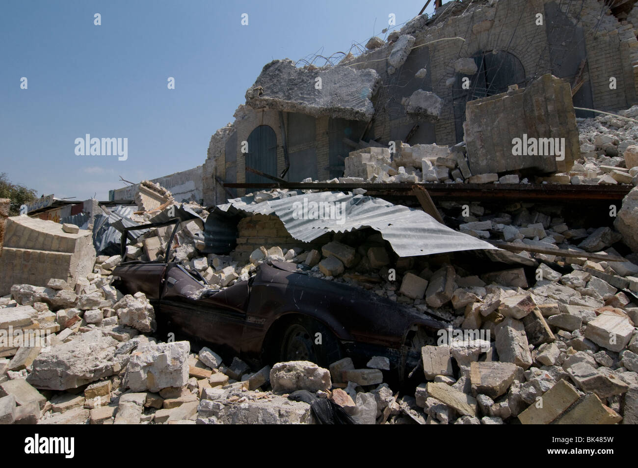 Car under rubble hi-res stock photography and images - Alamy