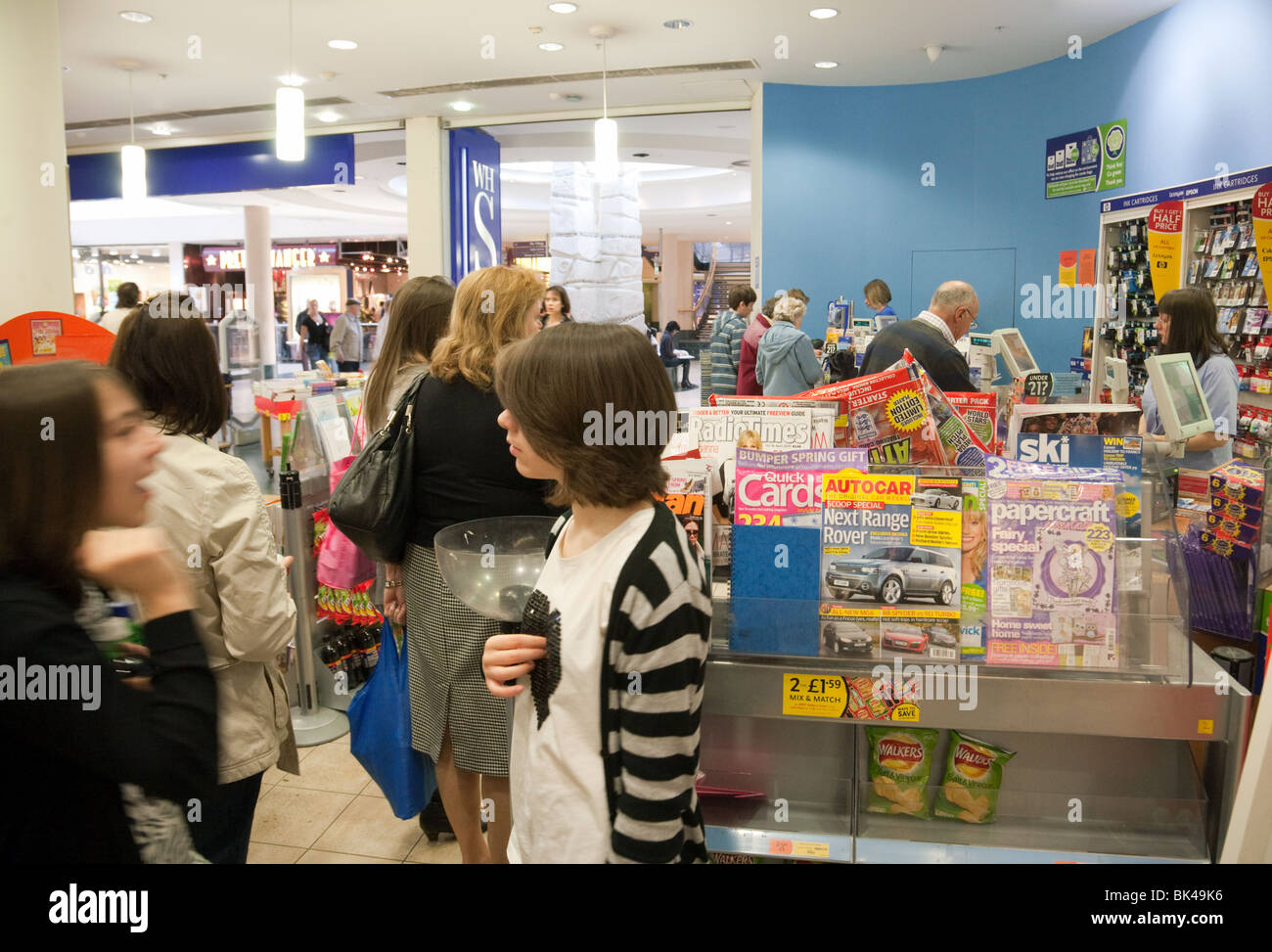Shoppers queuing at the checkout, WH Smiths, Bluewater Shopping mall ...