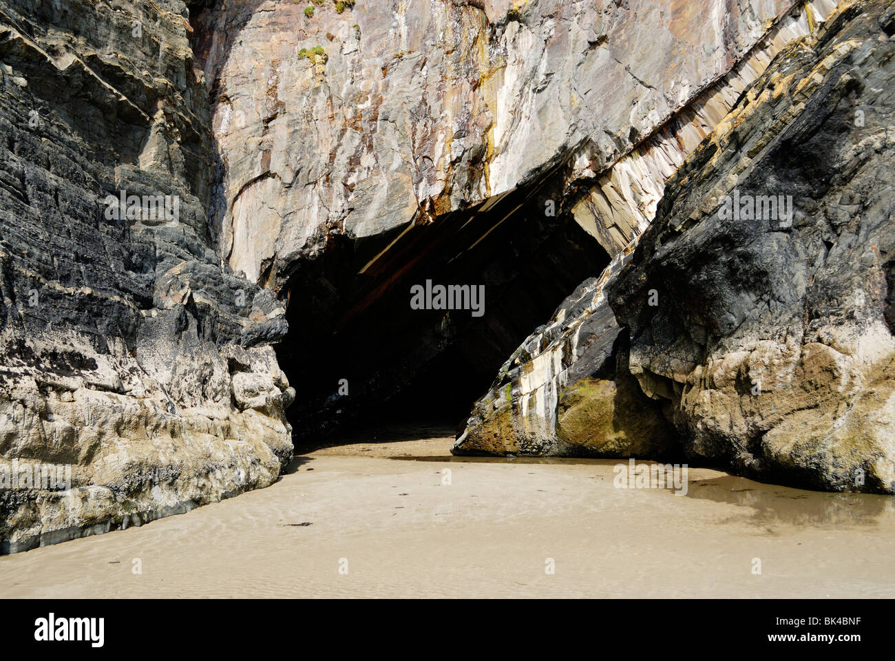 Example of rock strata, banding and erosion to form sea caves Stock ...