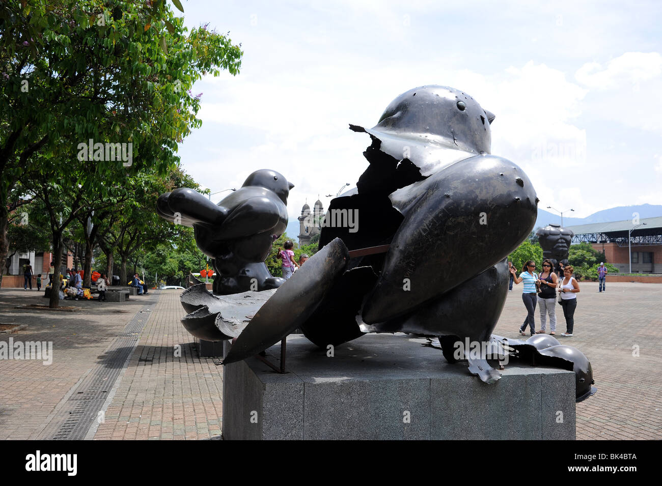 Birds of peace fernando botero hi-res stock photography and images - Alamy