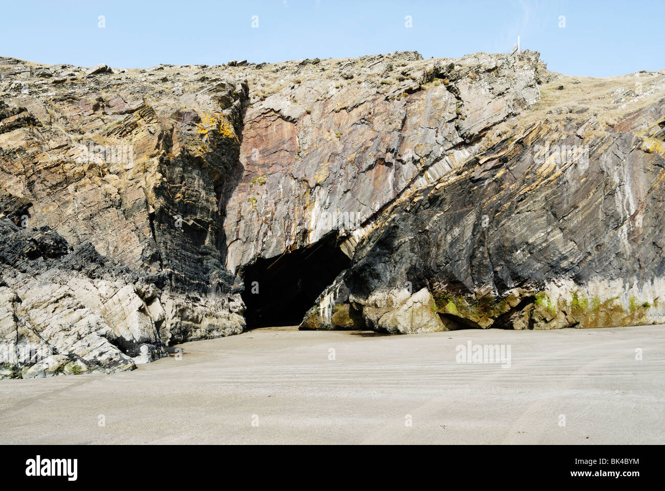 Example of rock strata, banding and erosion to form sea caves Stock ...