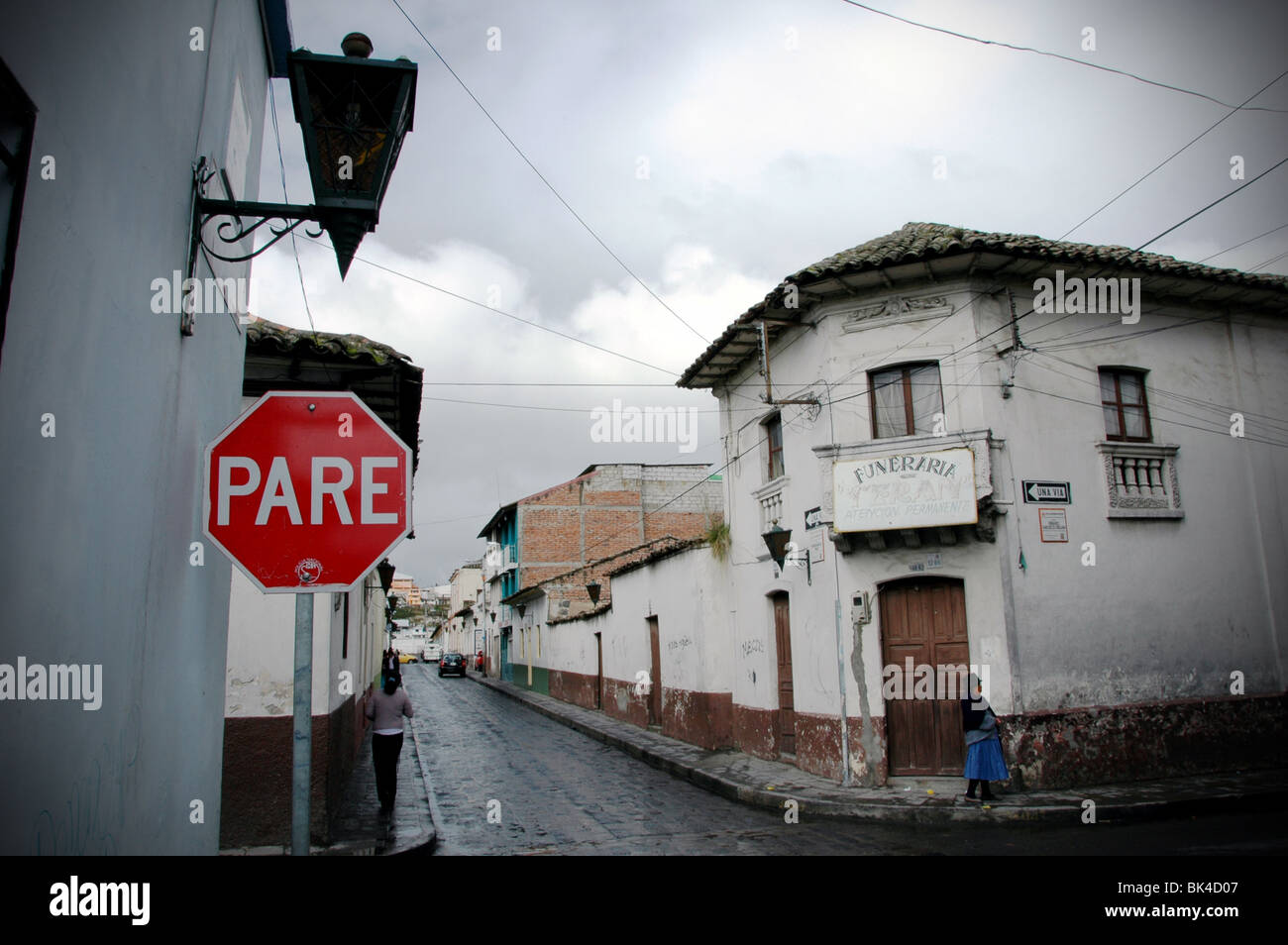 City scene with stop sign hi-res stock photography and images - Alamy