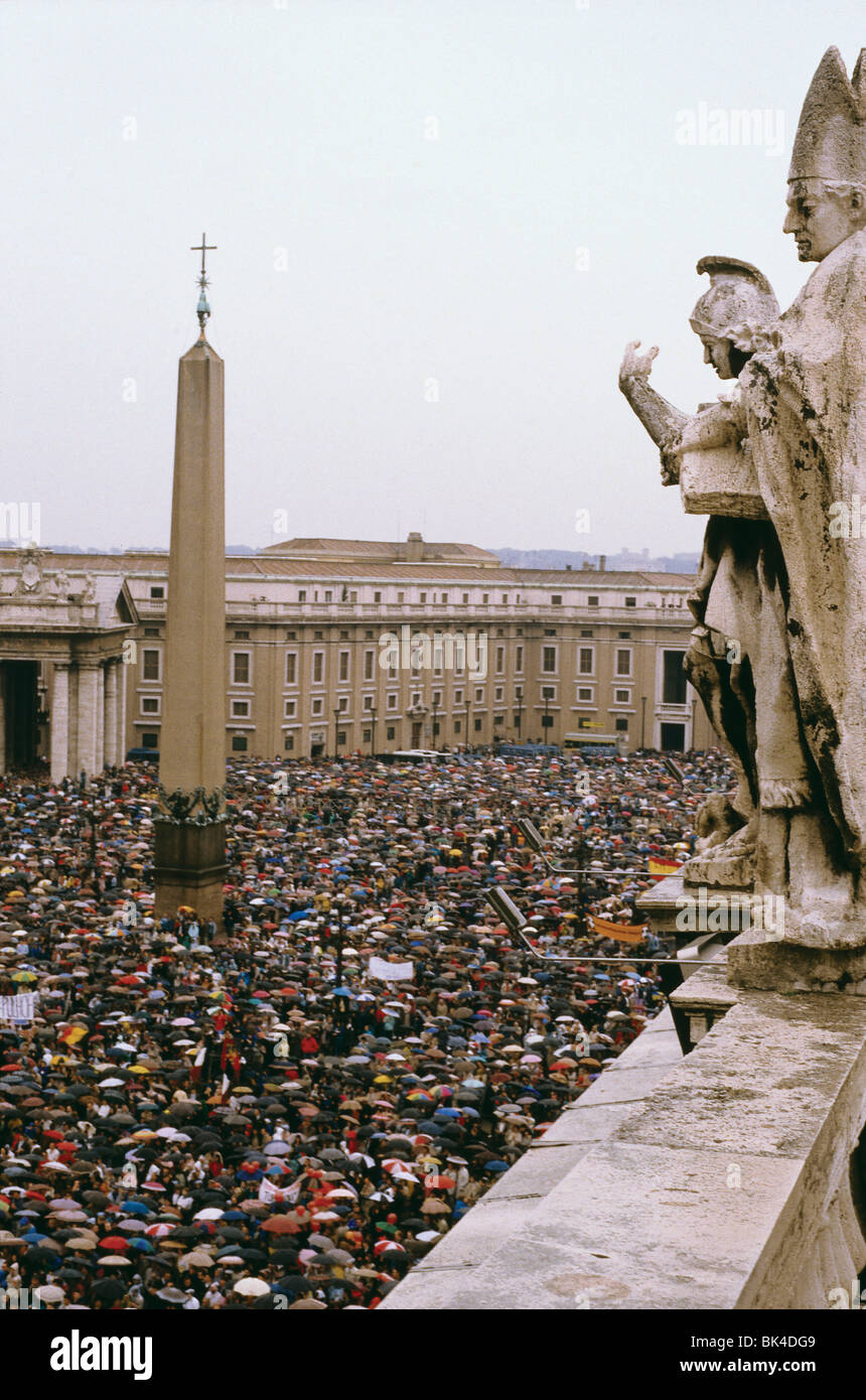 Crowd scene St. Peter's Square, Vatican, City, Rome, Italy Stock Photo ...