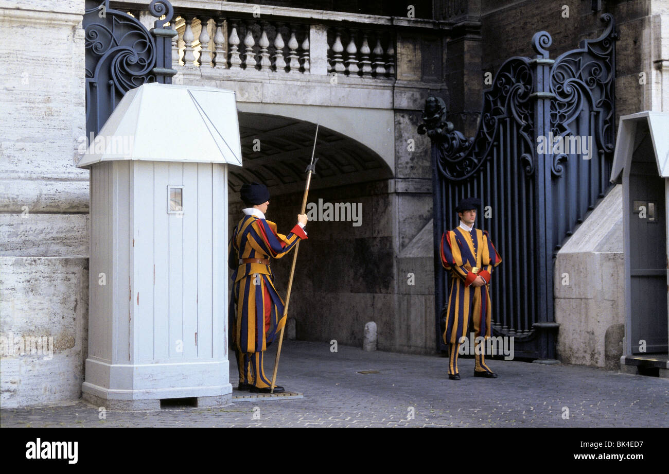 Swiss guards outside st peteris basilica hi-res stock photography and ...