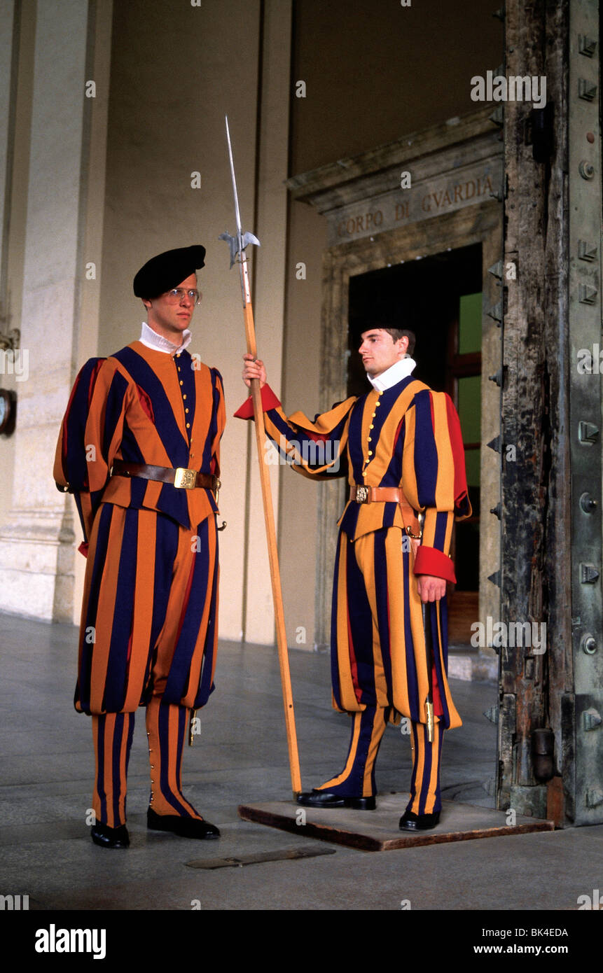 Swiss guards outside st peteris basilica hi-res stock photography and ...