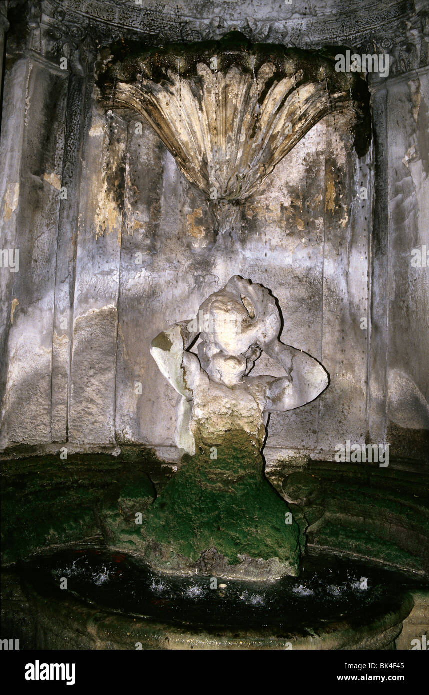 Shell fountains hi-res stock photography and images - Alamy