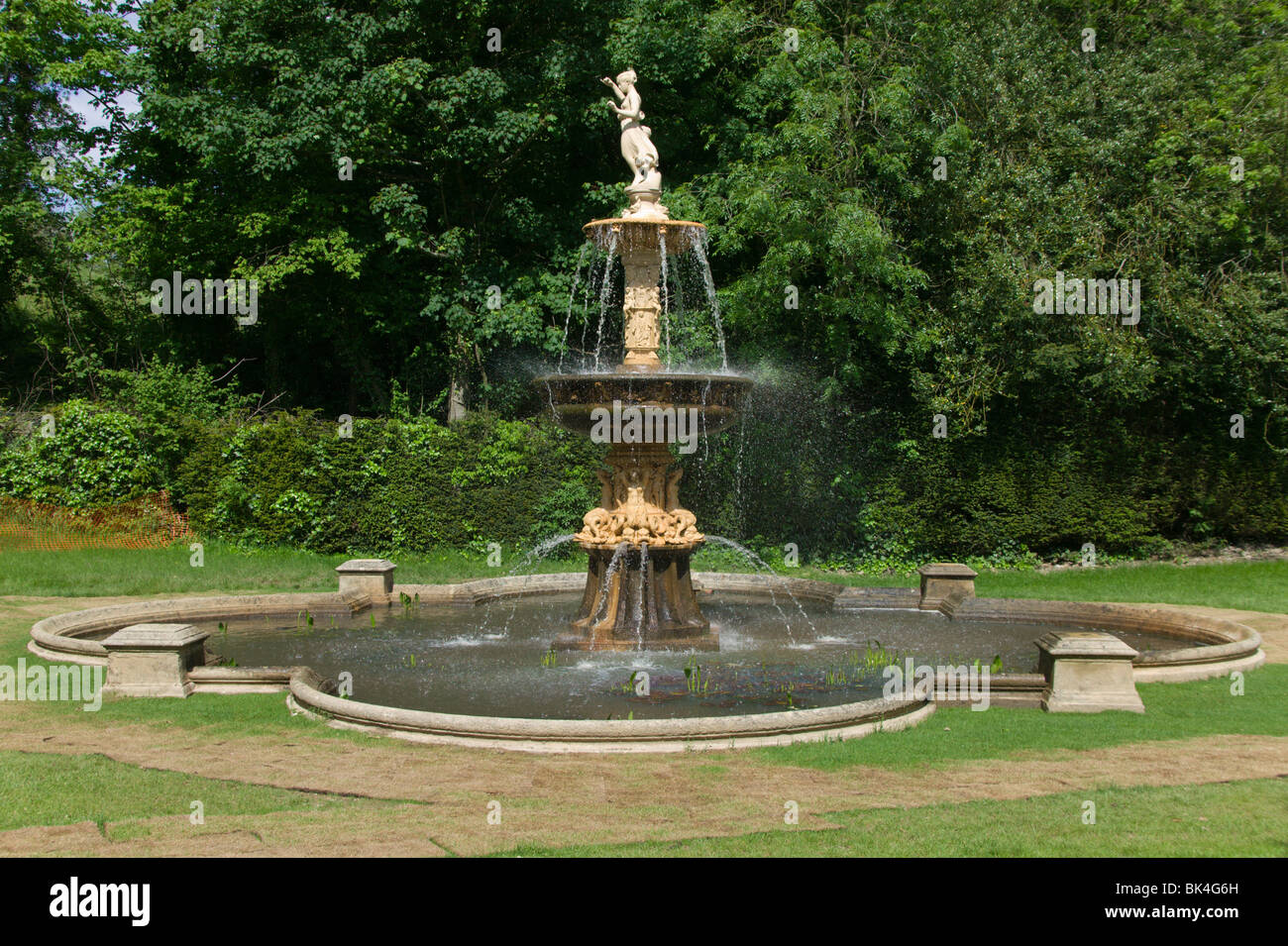 Dunorlan Park James Pulham fountain Stock Photo - Alamy