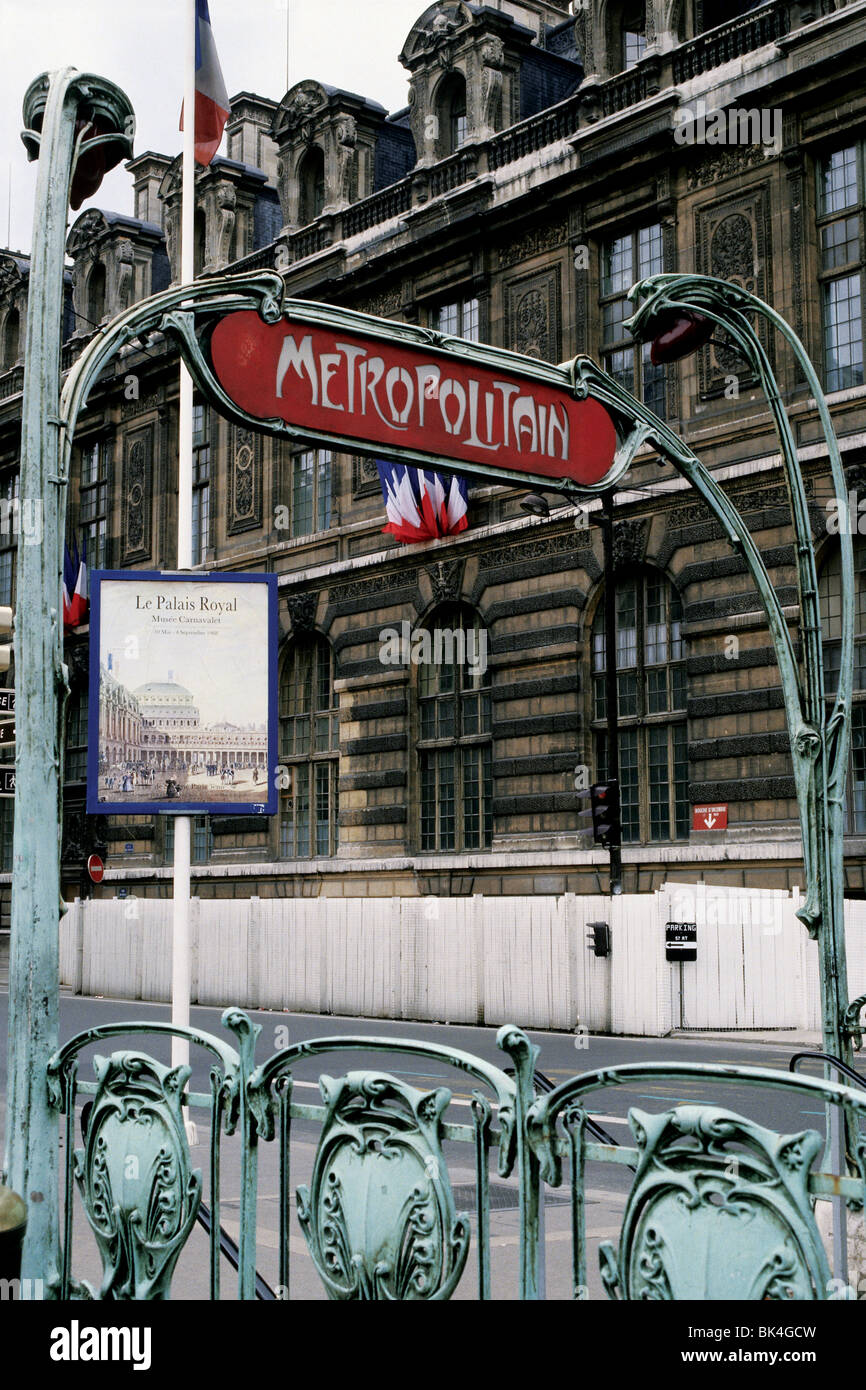 Paris metro 1900 hi-res stock photography and images - Alamy