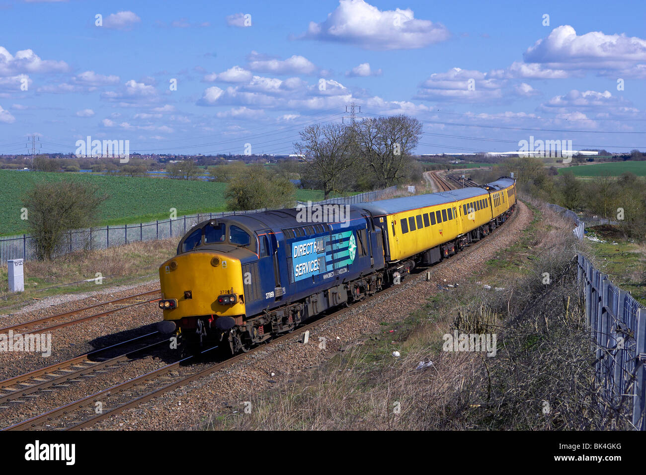 DRS 37069 & 37259 pass through Wellingborough with 1Q18 Derby RTC ...