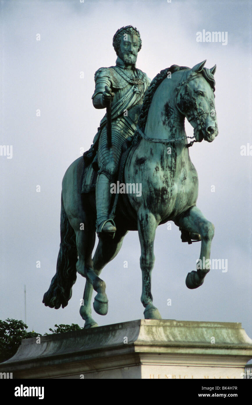 Statue of french king henri iv hi-res stock photography and images - Alamy
