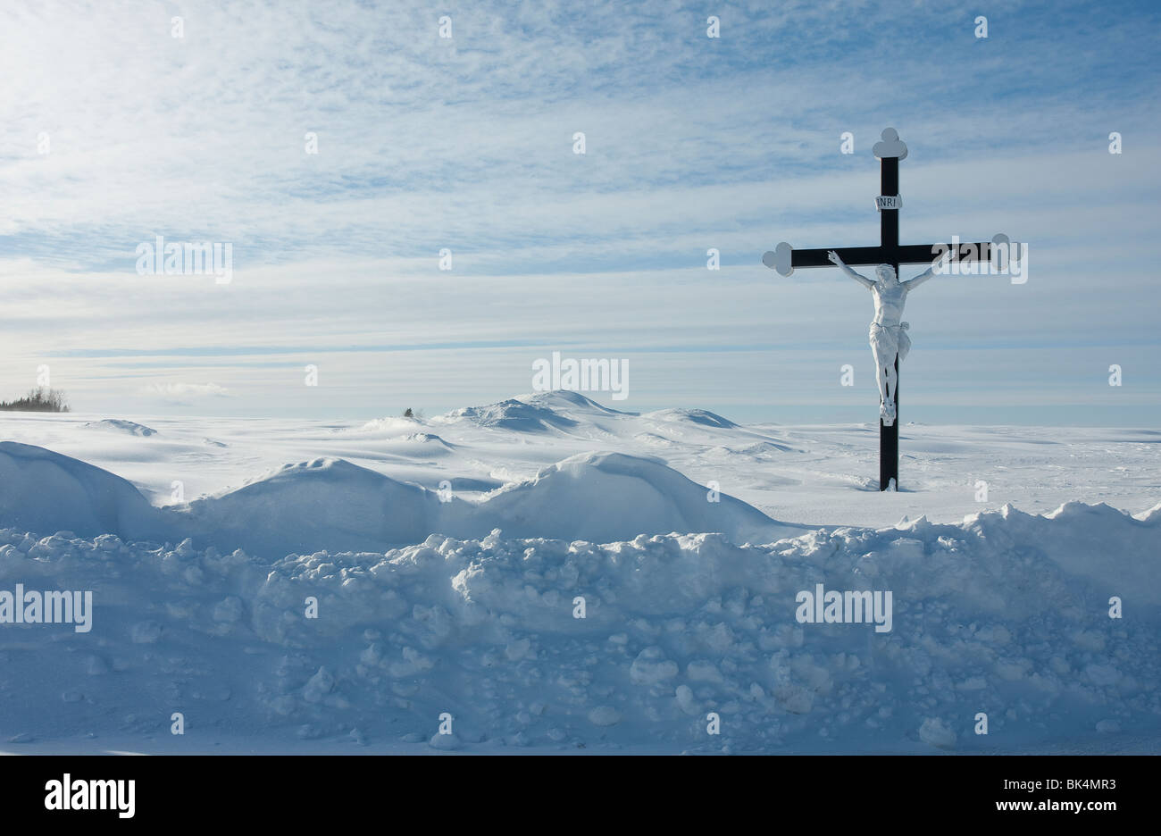 Cross of Jesus in a winter field Stock Photo - Alamy
