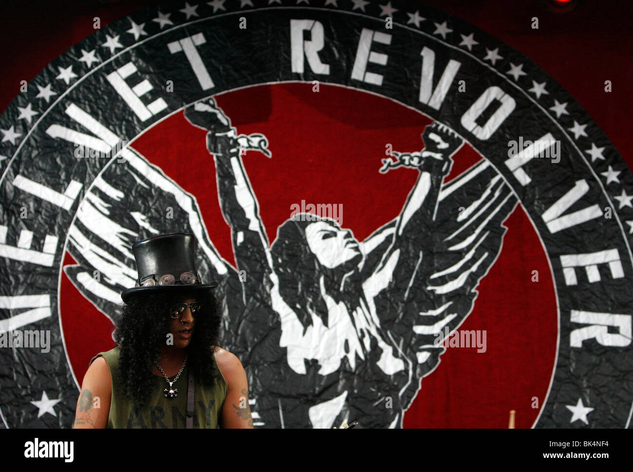 Slash of Velvet Revolver performs during a concert Stock Photo - Alamy