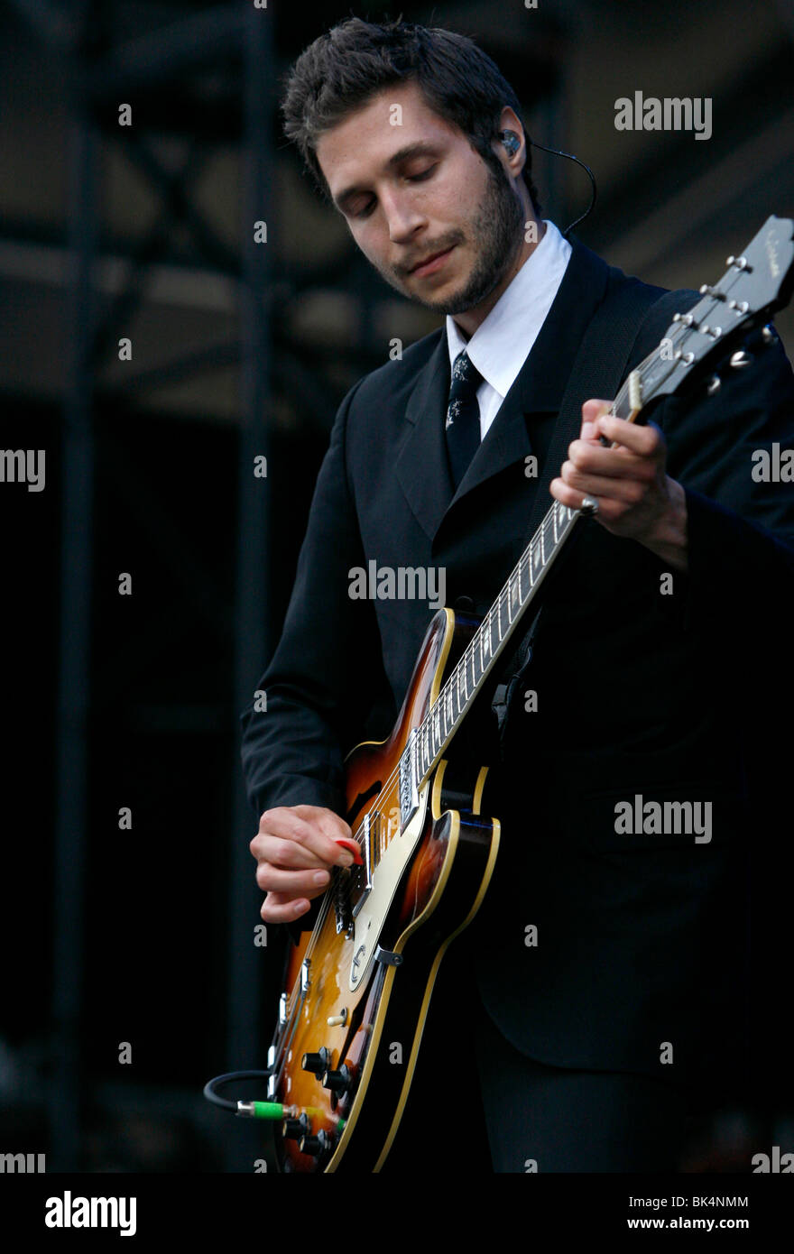 Guitarist daniel kessler hi-res stock photography and images - Alamy