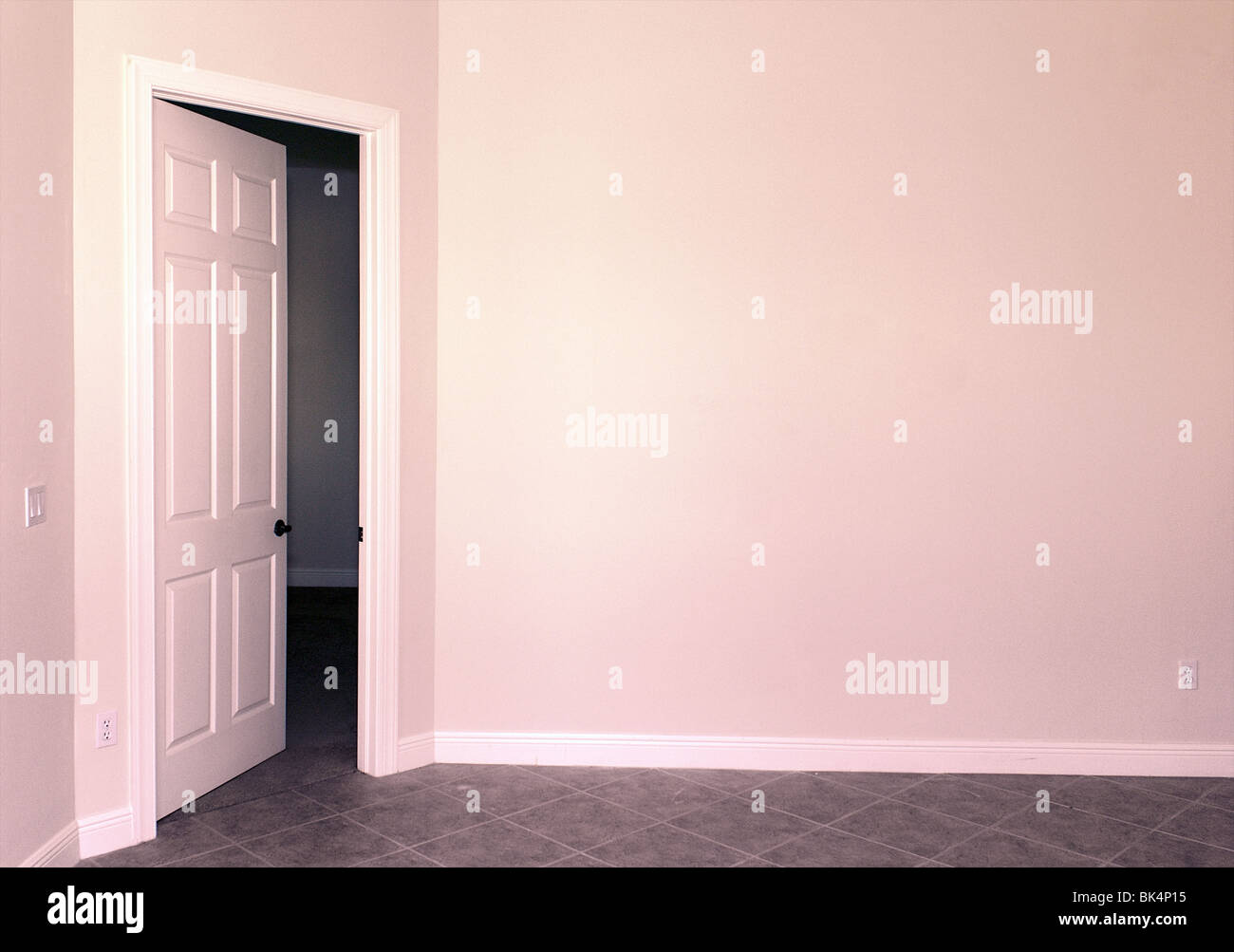 Empty room door ajar hi-res stock photography and images - Alamy