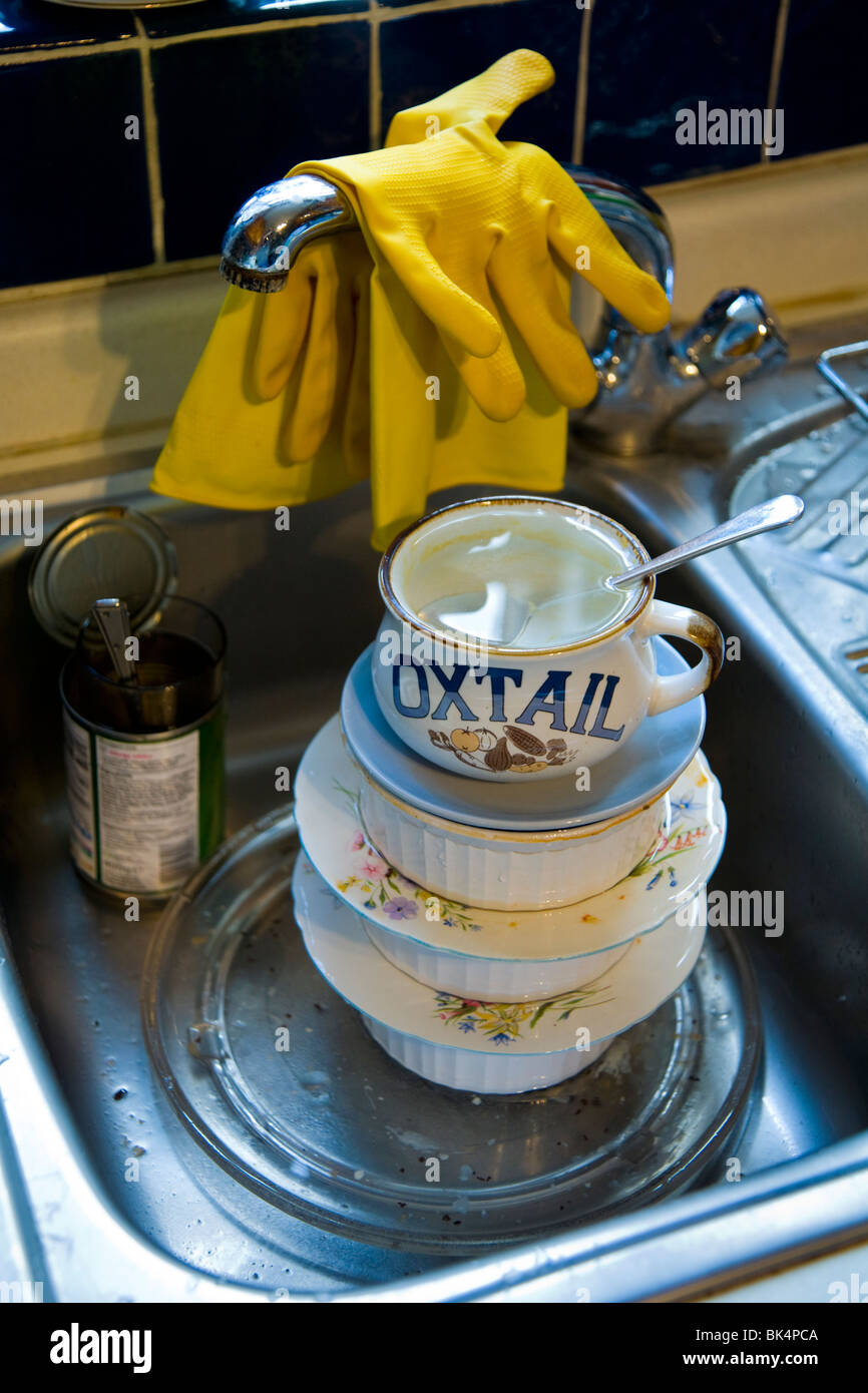 Rinsed plates hi-res stock photography and images - Alamy