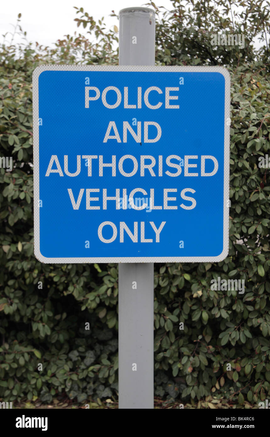 Authorized vehicles only sign hi-res stock photography and images - Alamy