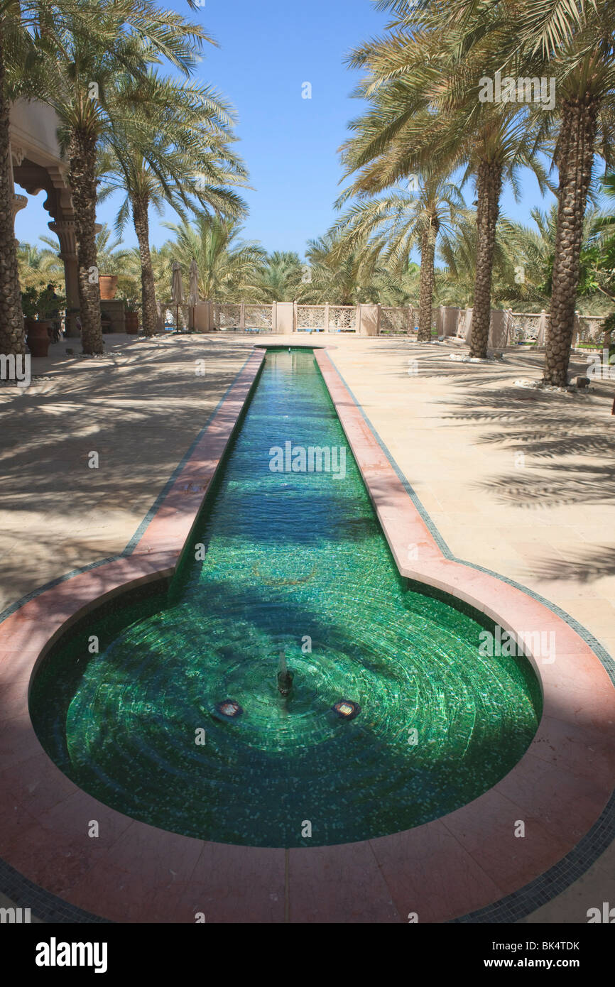 Moorish pond at the Madinat Jumeirah Hotel, Jumeirah Beach, Dubai ...