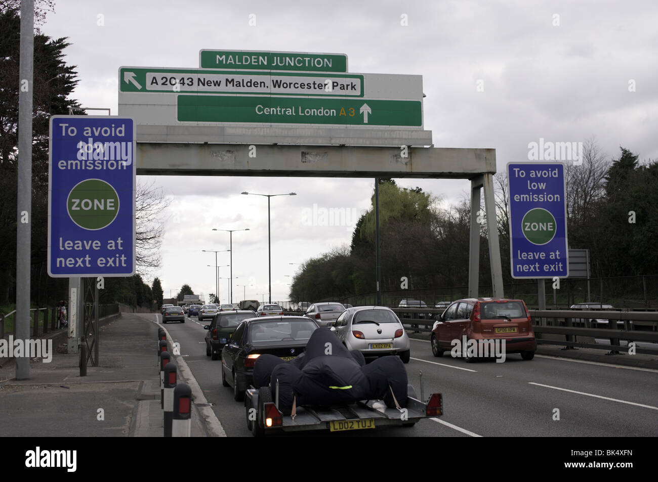 Sign warning motorists entering London low emissions zone Stock Photo ...