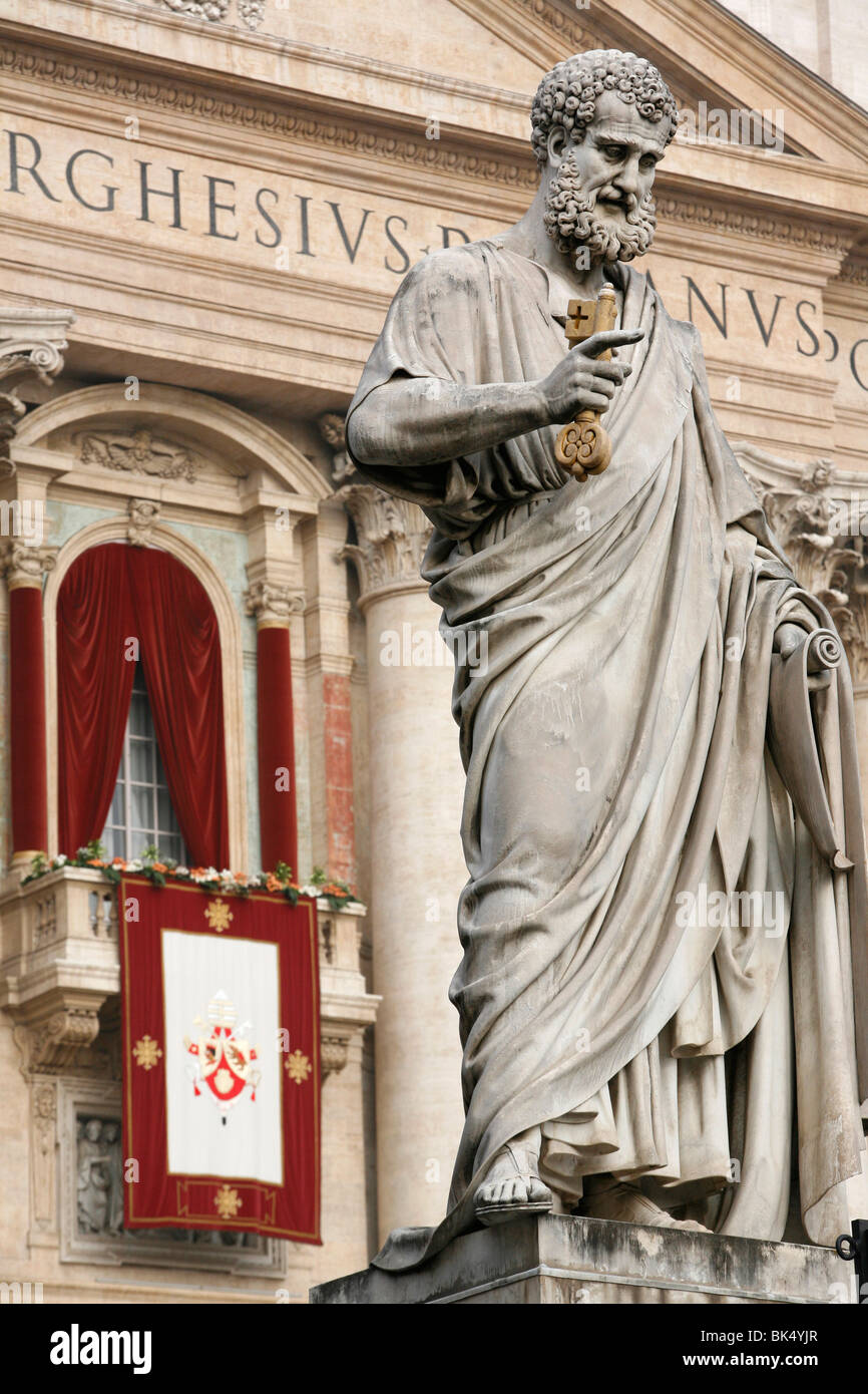 Pope's balcony and statue of St. Peter outside St Peter's Basilica ...
