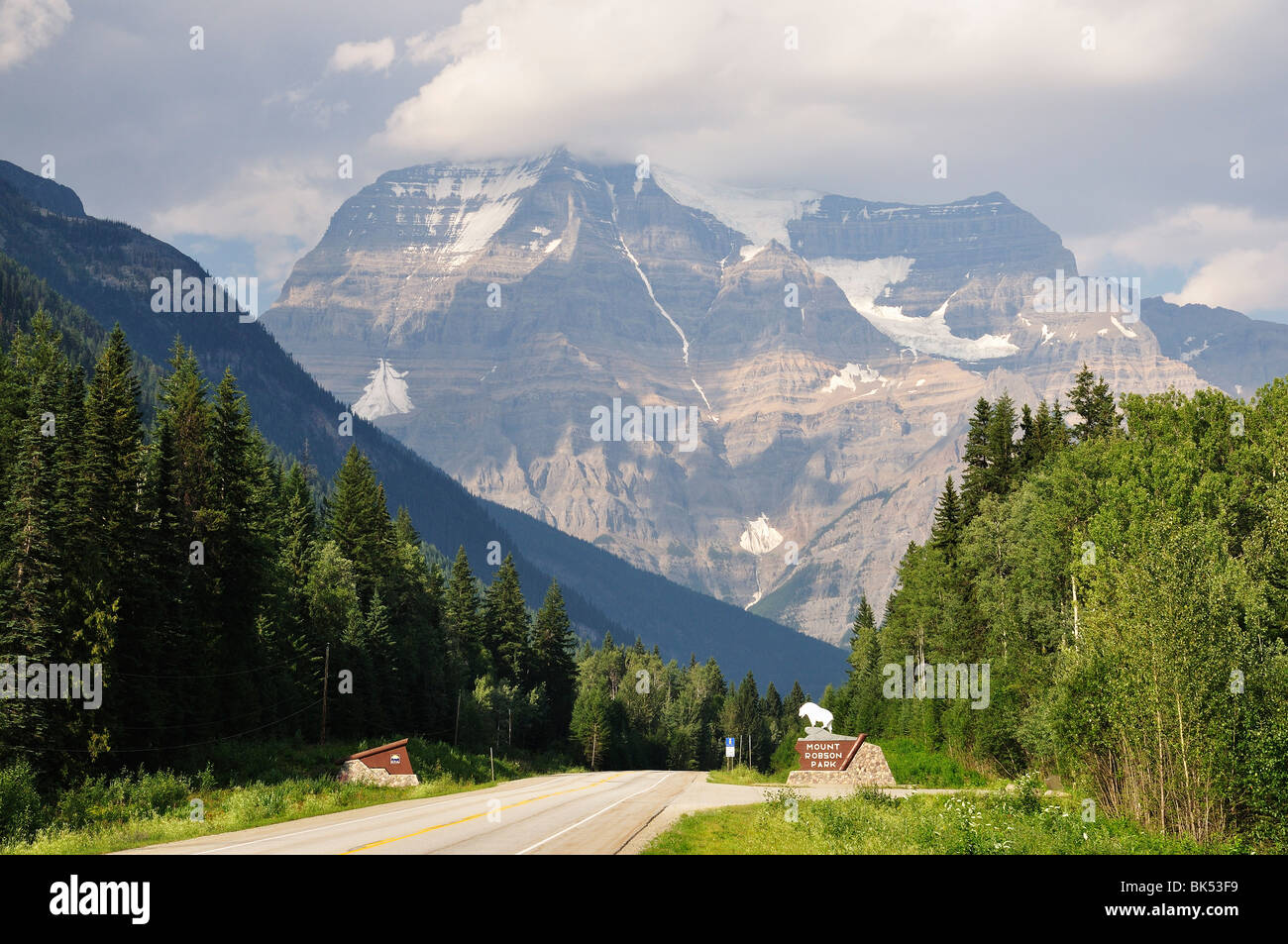 Beautiful scenic view of Mount Robson summit in British Columbia ...