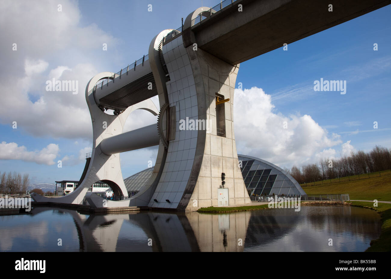 The Falkirk Wheel Rotating boat lift located in Scotland, UK ...