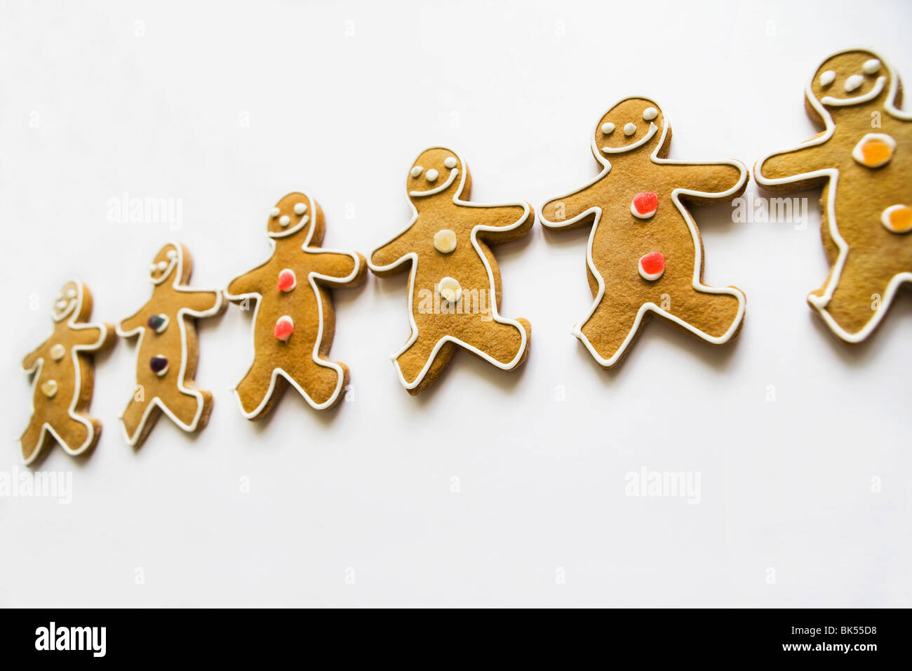 Row of gingerbread men hi-res stock photography and images - Alamy