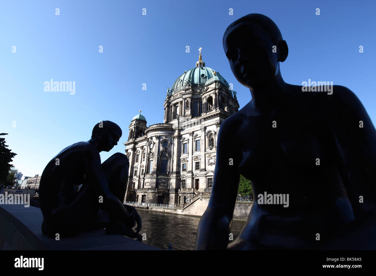 Silhouettes of riverside figure sculptures, Dom (Cathedral) beyond ...