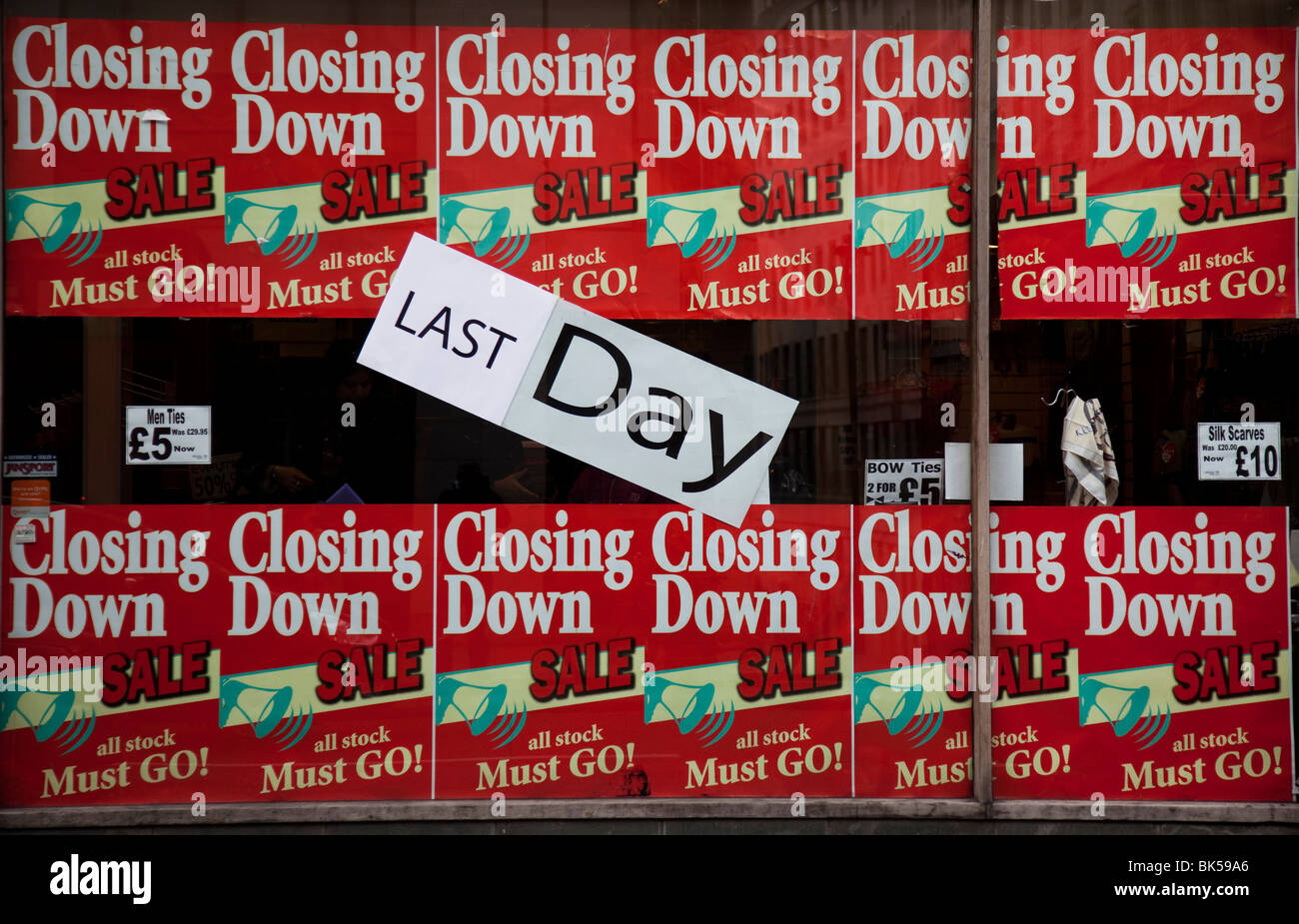 Closing down sign hi-res stock photography and images - Alamy