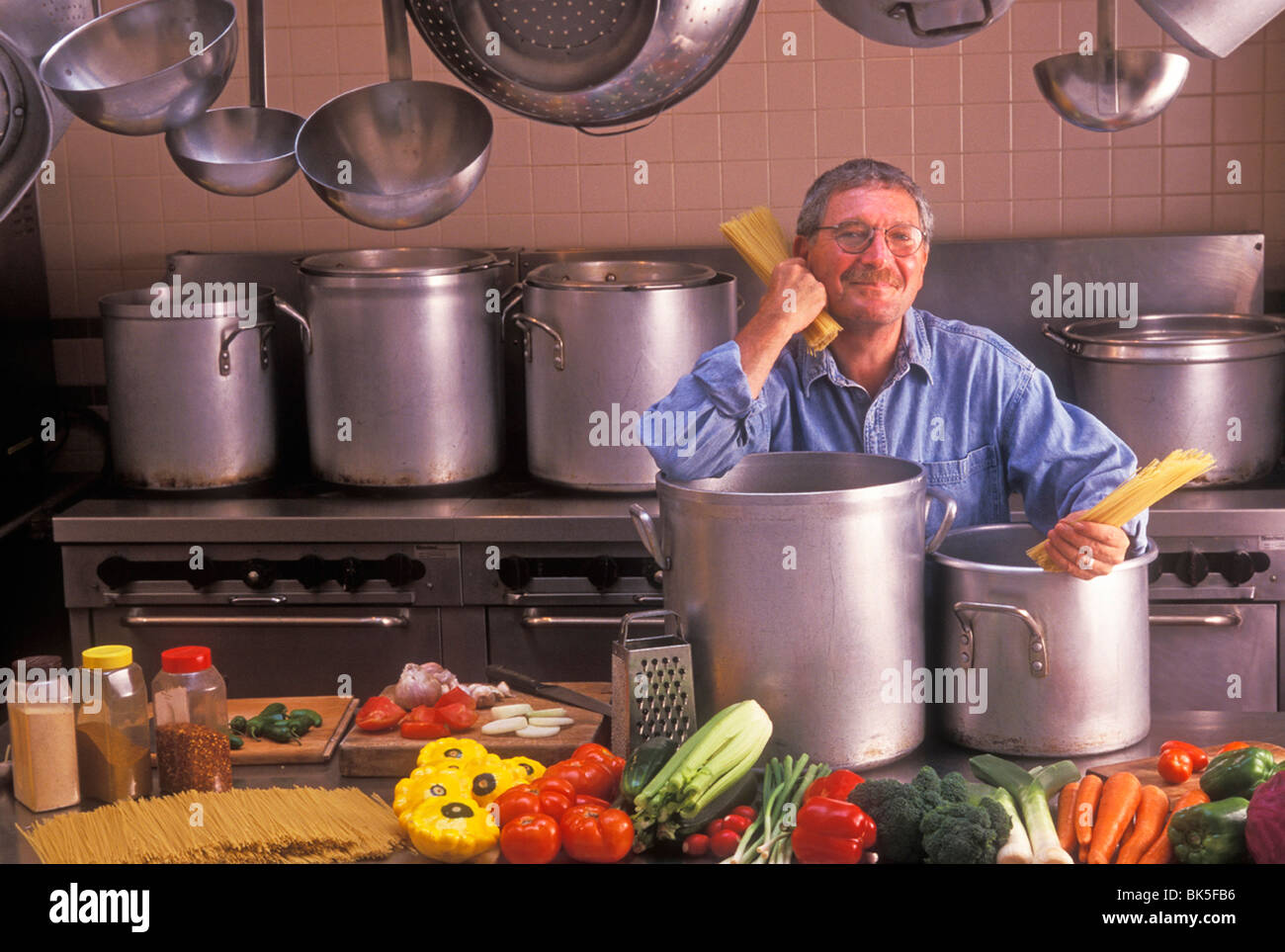 People volunteering soup kitchen hi-res stock photography and images ...