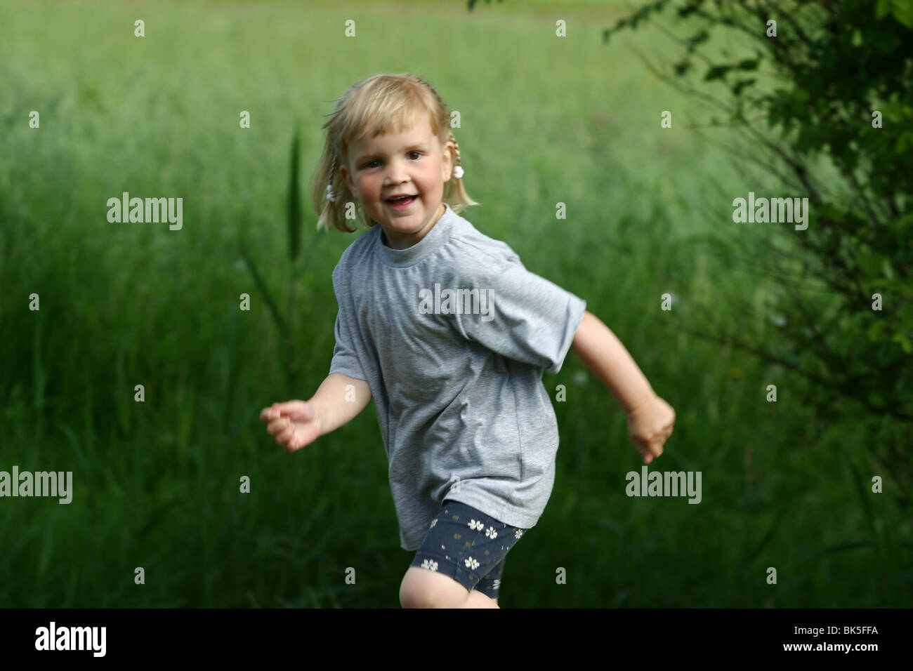 Child running side view Stock Photo - Alamy