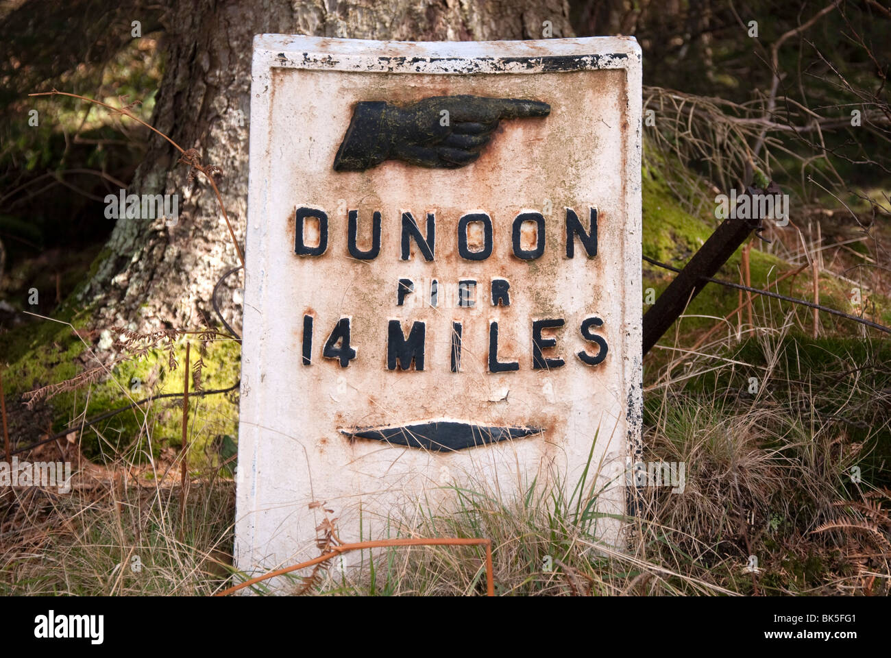 Old fashioned road direction sign hi-res stock photography and images ...